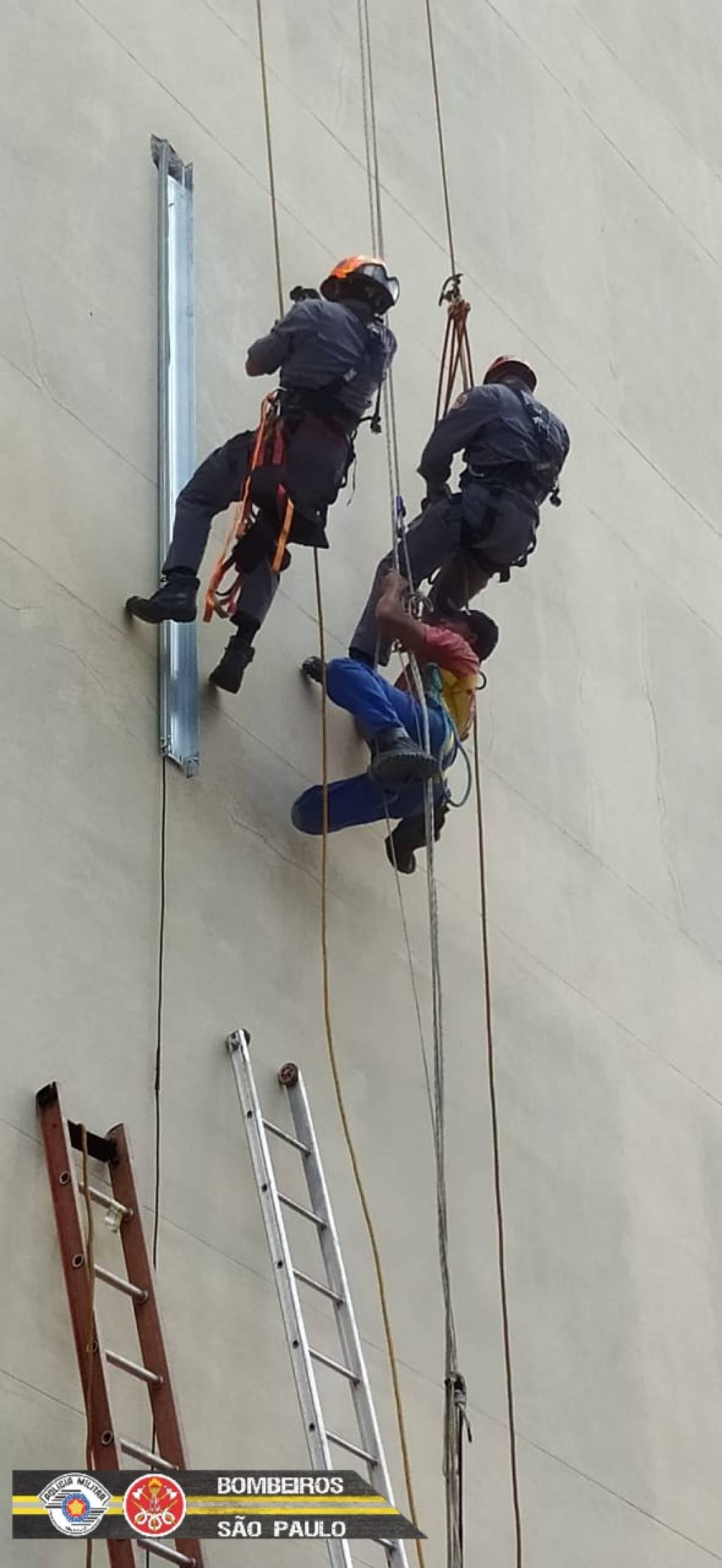 Vídeo: Trabalhador fica pendurado em prédio após equipamento de ... Vídeo: Trabalhador fica pendurado em prédio após equipamento de ...