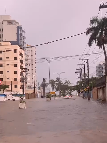Chuva forte alaga ruas em Caraguatatuba nesta segunda (23) Chuva forte alaga ruas em Caraguatatuba nesta segunda (23)