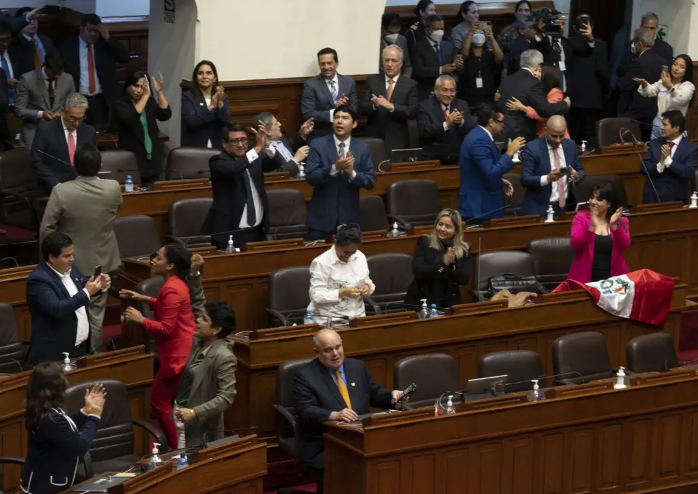 Parlamentares do Peru destituem presidente Pedro Castillo após tentativa de fechamento do congresso